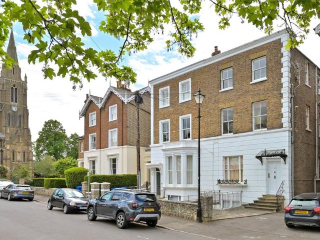 Trinity Place, Windsor, Berkshire, SL4 2 bed apartment to rent £1,795 pcm £414 pw