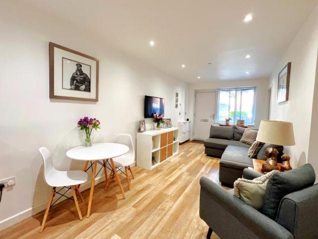 Trinity Place, Woking GU21 1 bed apartment to rent £1,325 pcm £306 pw