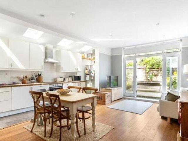 Trinity Rise, London, 2 Bedroom Apartment