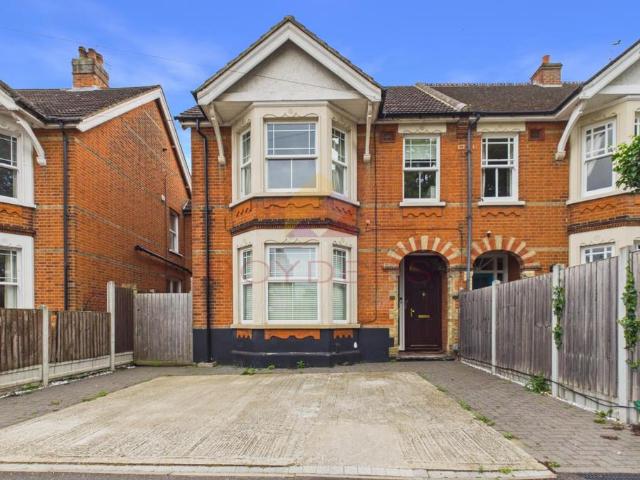Trinity Road, Chelmsford CM2 3 bed maisonette to rent £1,750 pcm £404 pw