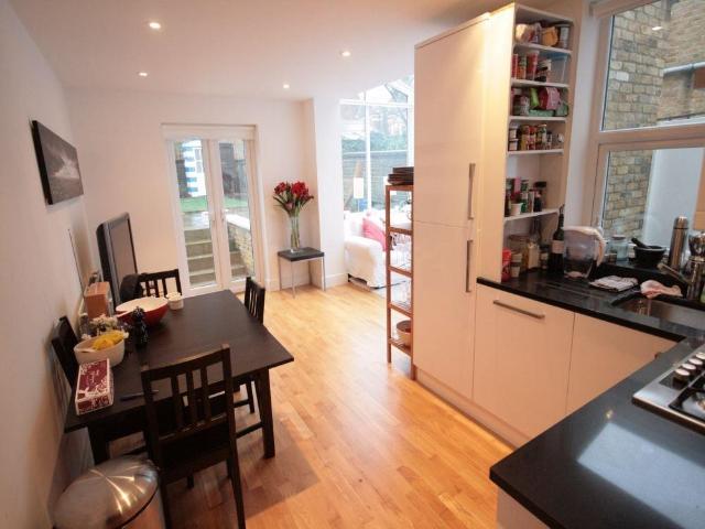Trinity Road, Balham SW17 2 bed apartment to rent £2,500 pcm £577 pw