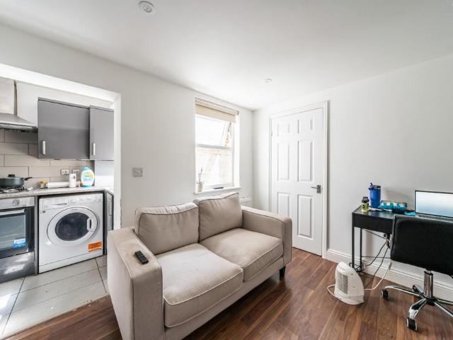Trinity Road London SW17 1 bed flat to rent £1,800 pcm £415 pw