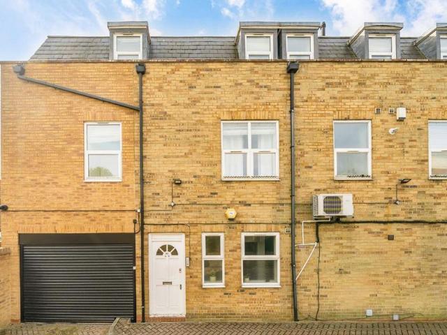 Trinity Road, London SW17 1 bed flat to rent £2,000 pcm £462 pw