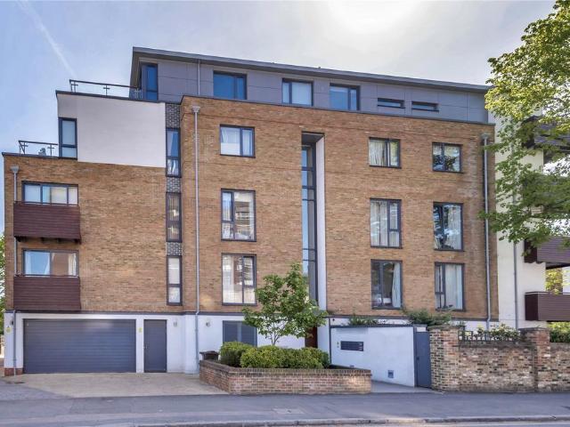Trinity Road, London, SW19 2 bed flat to rent £2,500 pcm £577 pw