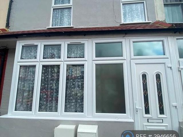 Trinity Road, Southall, UB1 2 bed flat to rent £2,300 pcm £531 pw