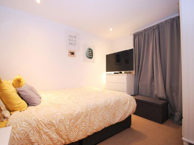Trinity Road, Wandsworth Common SW17, 2 bed flat to rent, £2,300 pcm | PrimeLocation
