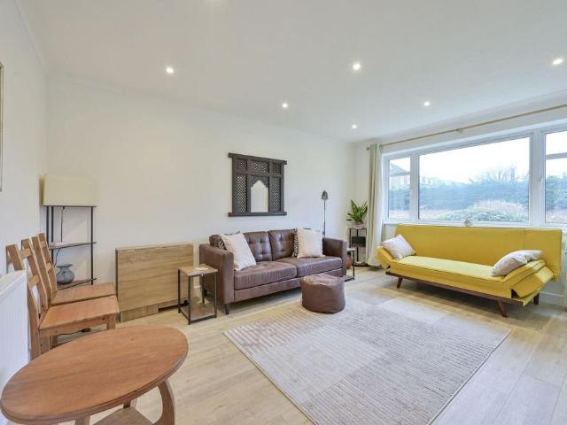 Trinity Road, Wimbledon, London, SW19 2 bed flat to rent £2,800 pcm £646 pw
