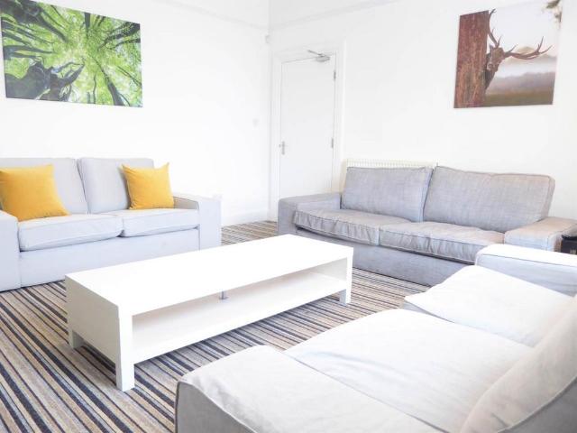 Trinity Street, Huddersfield HD1 6 bed house to rent £2,708 pcm £625 pw