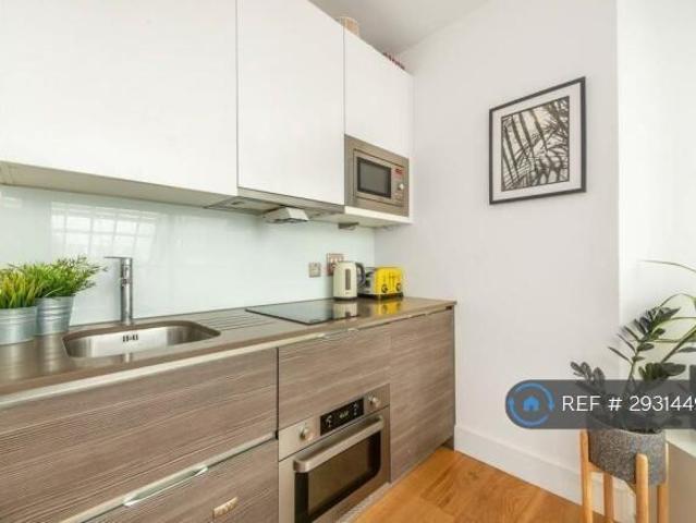 Trinity Square, Hounslow, TW3 Studio to rent £1,375 pcm £317 pw