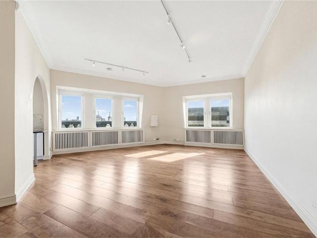 Trinity Square, London, EC3N 2 bed apartment to rent £4,500 pcm £1,038 pw