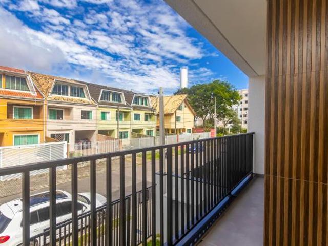 Triplex Moderno com Quintal Amplo e 3 Suítes no Cajuru! Pronto para Morar!