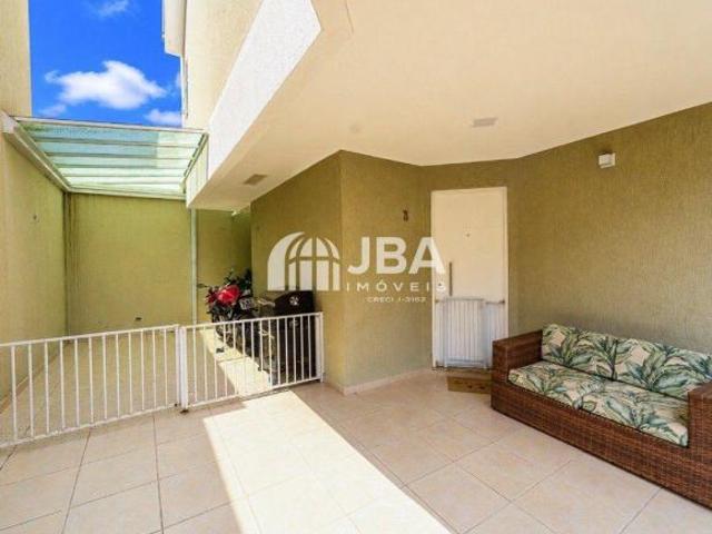 Triplex não geminado em condomínio com quintal de 60m²