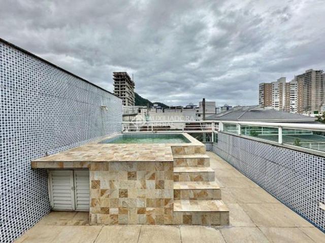 Triplex na charmoso bairro do BOQUEIRÃO, com 03 dormitórios e piscina!