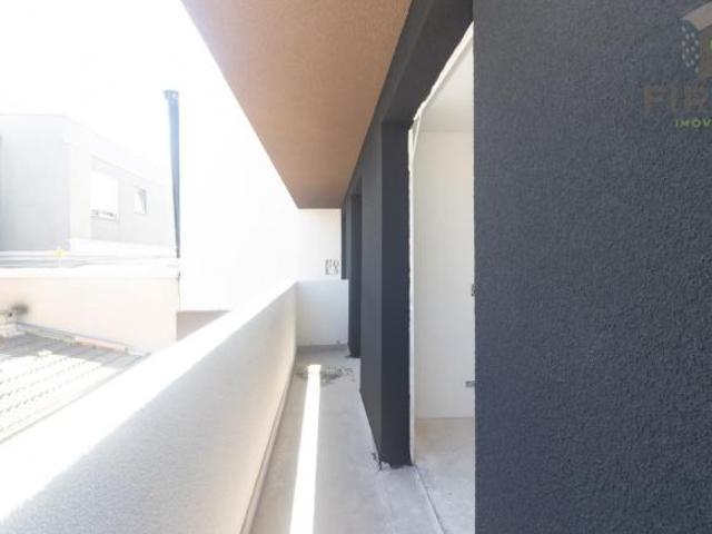 Triplex novo em condomínio no Hauer com 4 quartos e ático