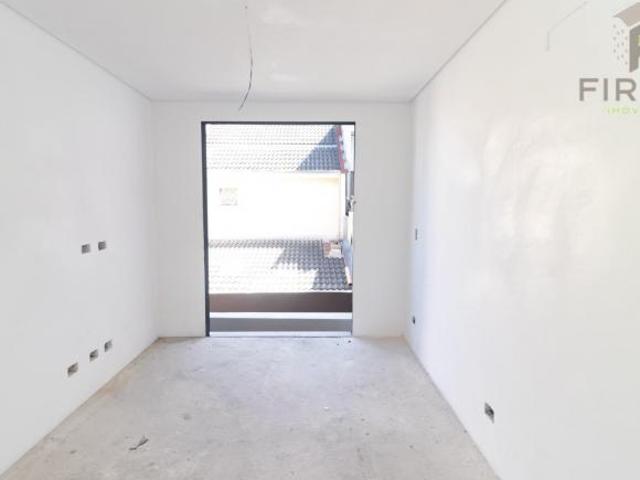 Triplex novo em condomínio no Hauer com 4 quartos e ático