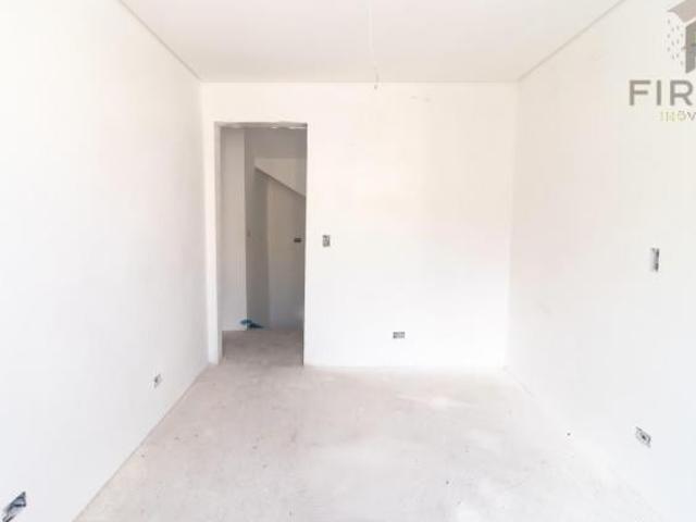 Triplex novo em condomínio no Hauer frente para a rua, com 4 quartos e ático