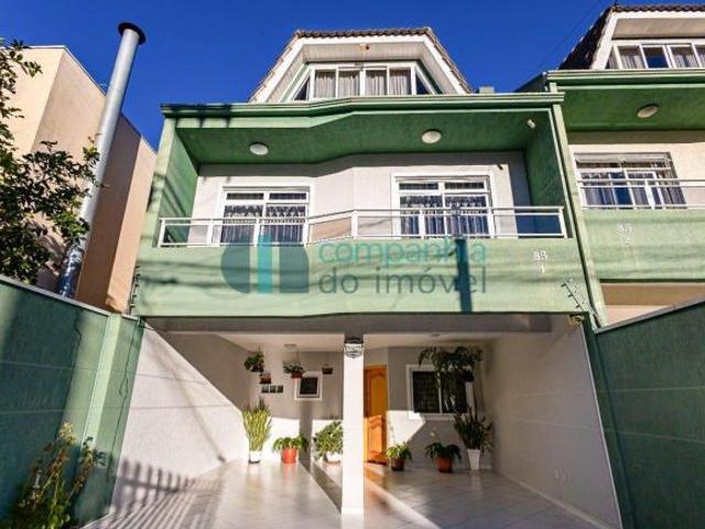 Triplex à Venda com Amplo Terreno, pomar