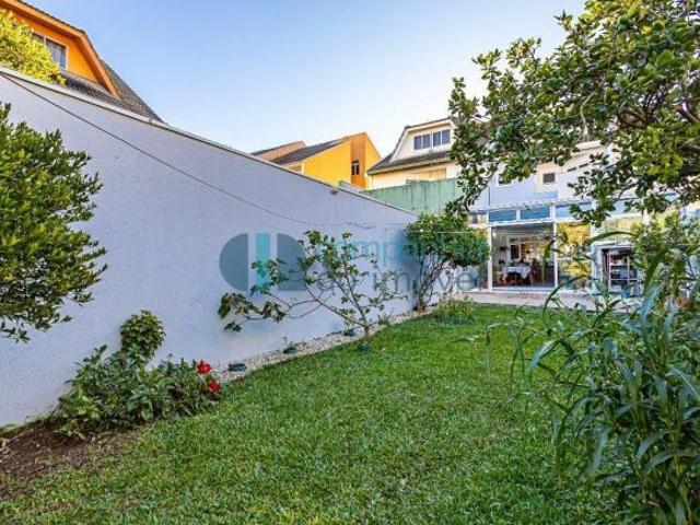 Triplex à Venda com Amplo Terreno, pomar