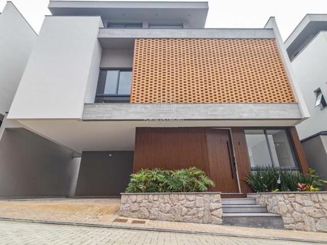 Triplex Alto Padrão em Condomínio exclusivo !