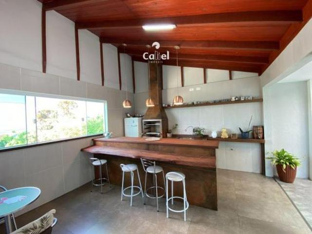 Triplex com 4 Quartos, Ático e Área Gourmet Completa em condomínio