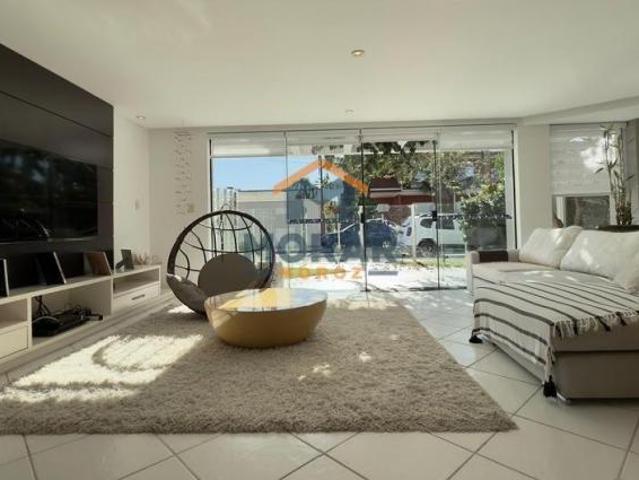 Triplex com 03 suítes no Porto Fino