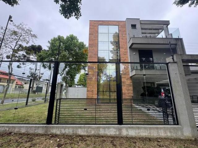 Triplex com 205m² localizado no Pineville em Pinhais/PR