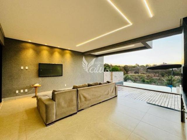Triplex com 211 m², 3 suítes plenas, área gourmet, piscina e porcelanato no Jardim Vitória Goiânia