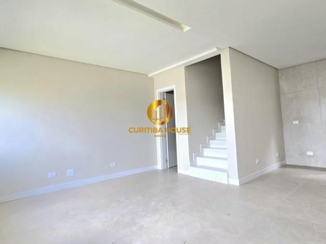 Triplex com 3 quartos, sendo 1 suíte, localizado na Rua Professora Júlia Valery Legat Neal, bairro X