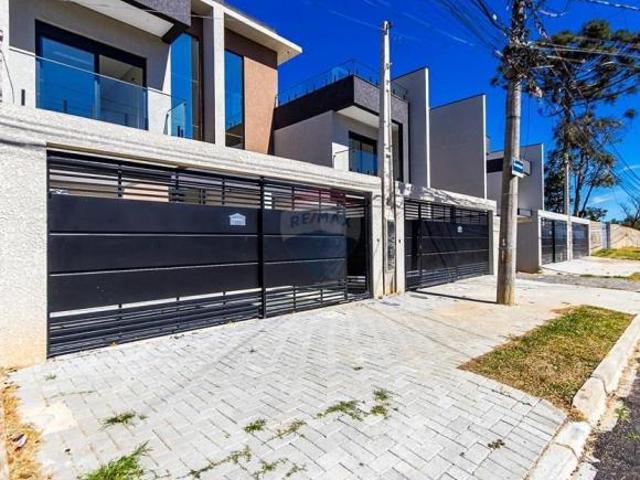 Triplex com Terraço Amplo de Frente para Rua, Bairro Bom Jesus. Paraná