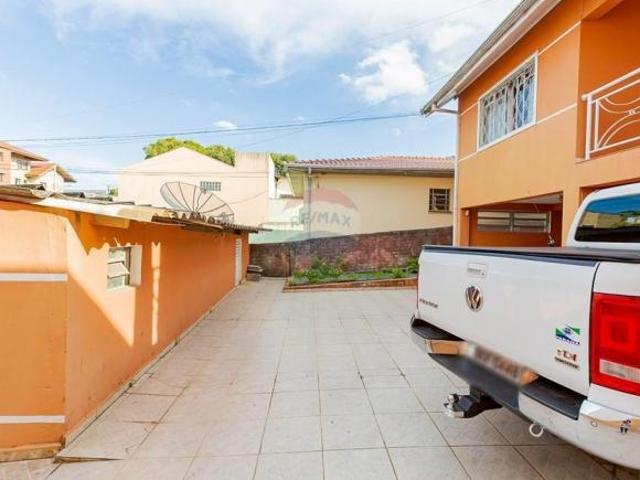 Tríplex com amplo terreno no bairro Portão!