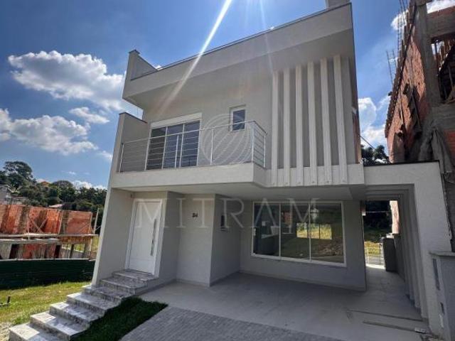 Triplex com Ático Ampliado e Hidromassagem no Terraço em Condominio Fechado