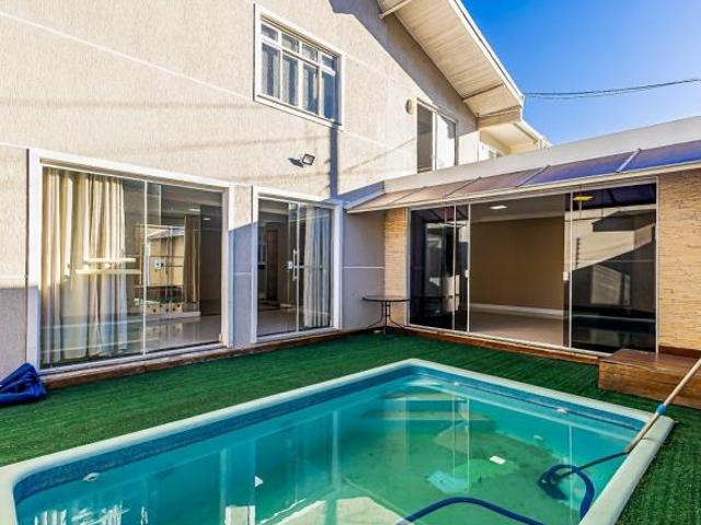 Triplex com piscina e 4 quartos | 227m² | Tingui
