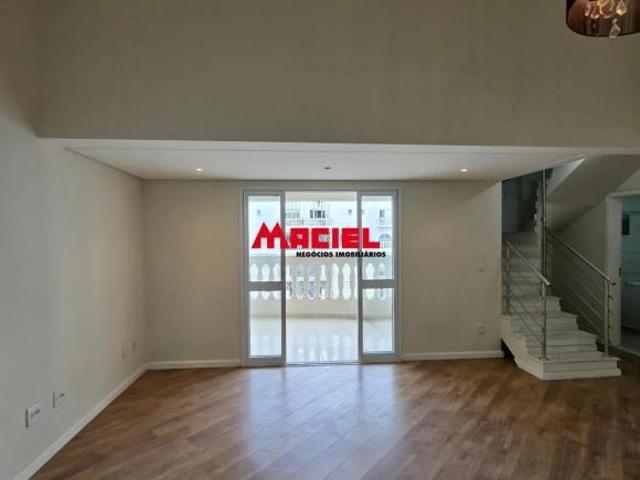 Triplex de alto padrão no edifício mediterrâneo com 324m², 4 dormitórios, vista panorâmica e excelen