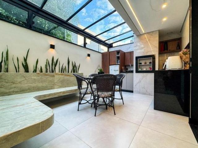 Triplex de alto padrao a venda no Condominio Green Gold