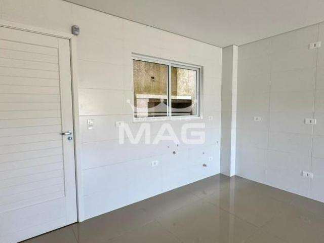 Triplex de frente para a rua com terraço no Tingui