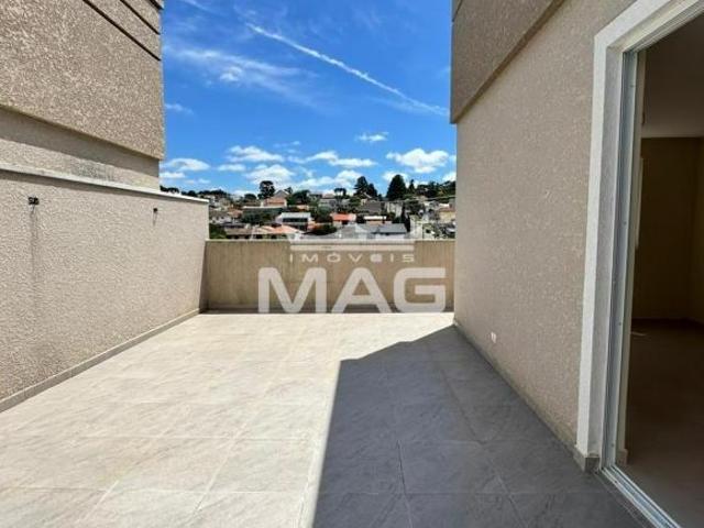 Triplex de frente para a rua com terraço no Tingui