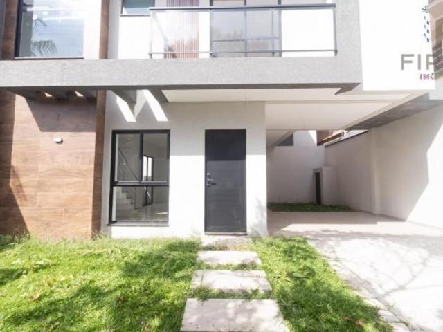 Triplex de frente pra rua no Novo Mundo