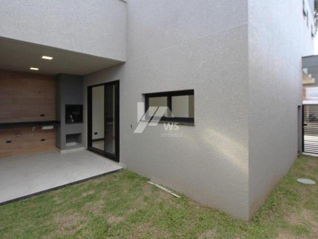 Triplex em condomínio com ótimo acabamento