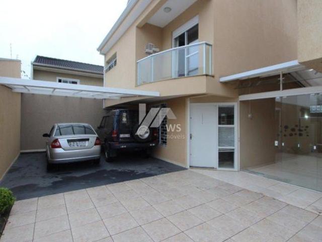 Triplex em condomínio com localização privilegiada