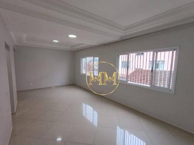 Triplex em condomínio com 3 dormitórios, suíte, duas vagas privativas, área de lazer