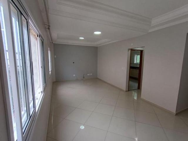 Triplex em condomínio com 3 dormitórios, suíte, duas vagas privativas, área de lazer