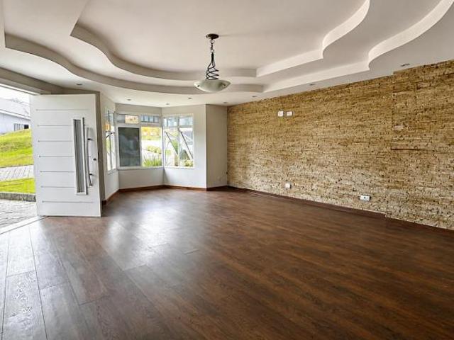 Triplex em Condomínio com 3 Quartos 1 Suíte, Churrasqueira e 230m² no Santa Cândida