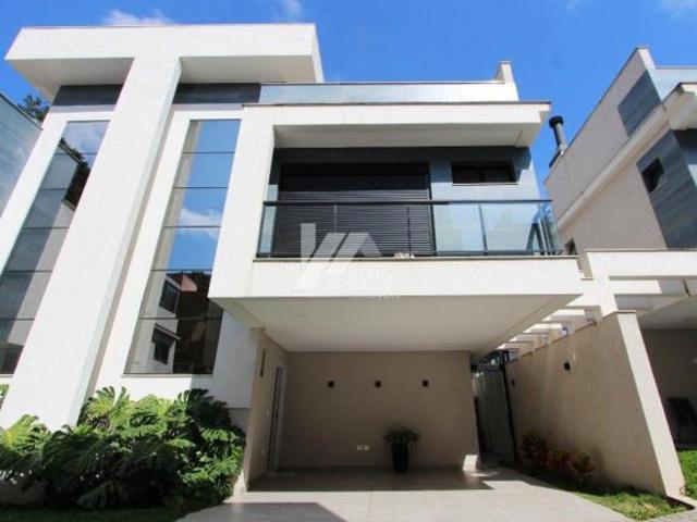 Triplex em condomínio alto padrão com 3 suítes!