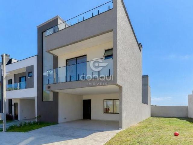 Triplex em condomínio moderno com terraço amplo e
