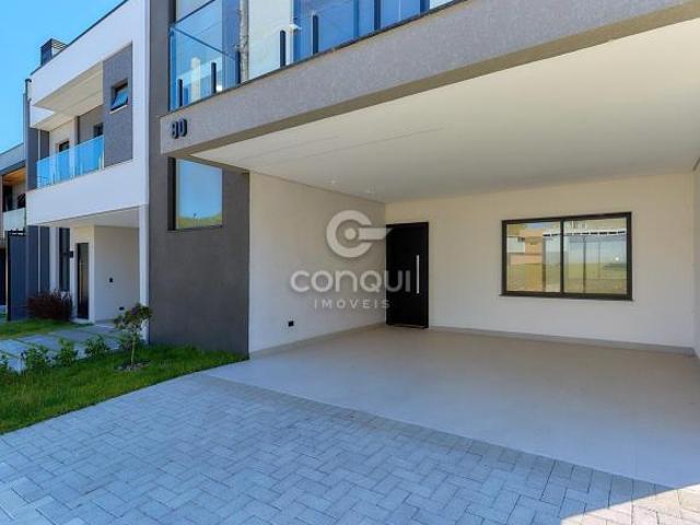 Triplex em condomínio moderno com terraço amplo e