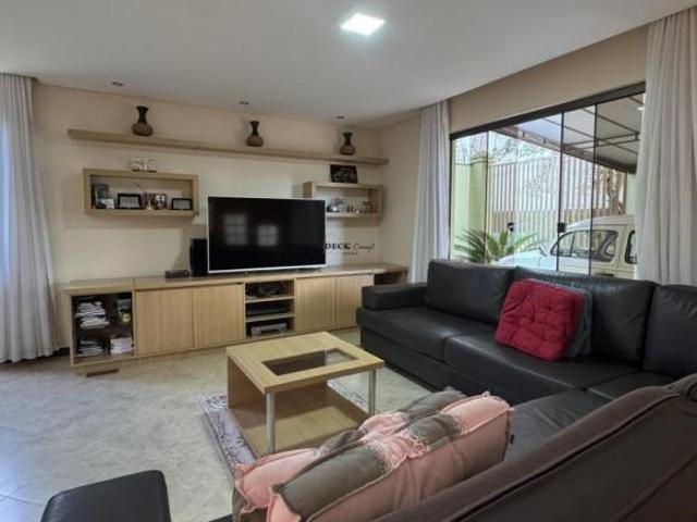 Tríplex em Pinhais com 410m², 4 quartos, 4 vagas e área gourmet Weissópolis Pinhais PR