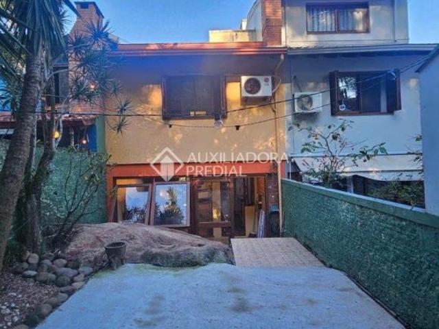Triplex espaçoso com 3 dormitórios 1 suíte, 2 vagas