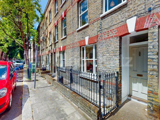 Triplex Georgian town house with two bathrooms & patio area