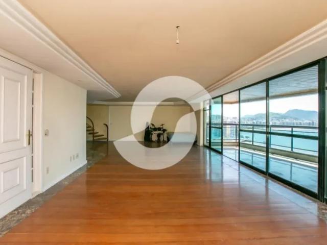Triplex para venda possui 650 metros quadrados com 4 quartos em Ingá Niterói RJ
