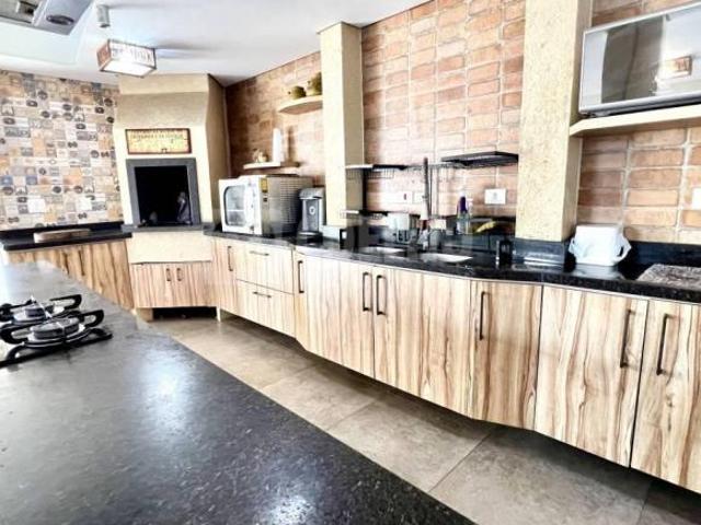 Triplex 302m² à venda 5 quartos, lareira, churrasqueira, 4 vagas de garagem no Condomínio Recanto da